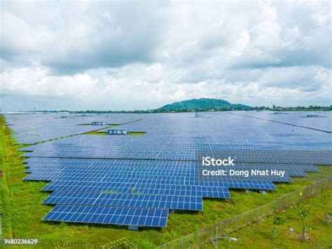 농장에 태양 전지판의 상위 보기입니다 대체 전기 공급원 태양 전지판은 햇빛을 에너지원으로 흡수하여 지속 가능한 에너지를 생성하는