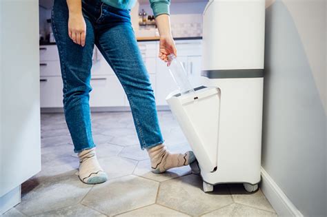 부엌의 재활용 쓰레기통에 플라스틱 병을 넣는 얼굴 여자는 없습니다 집에서 쓰레기 분류 환경 보호 선택적 초점 복사 공간 가정 생활에 대한 스톡 사진 및 기타 이미지 Istock