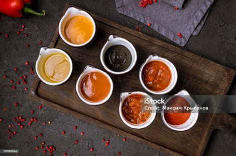 검은 콘크리트 테이블 상단보기에 아름다운 보드에 다양한 소스 겨자에 대한 스톡 사진 및 기타 이미지 겨자 마요네즈 케첩