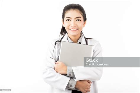 아름 다운 매력적인 아시아 여자 미소와 너무 행복 느낌 노트북을 들고 의사와 자신감 흰색 배경 건강 관리 및 의료 개념에 고립 개념에 대한 스톡 사진 및 기타 이미지