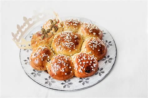 1 월 6 일 크리스마스 시즌의 끝에 주현절의 축제를 축 하 킹 케이크 또는 킹 빵 독일 언어 Dreikönigskuchen