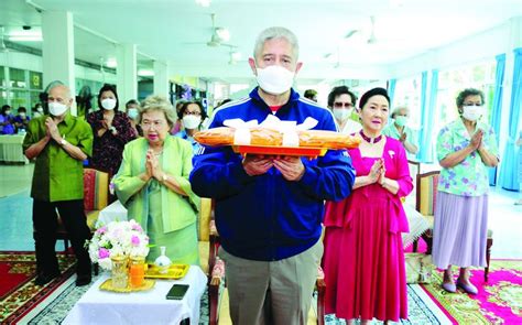 ผู้หญิง ทอดผ้าป่าการศึกษา ครบรอบ 42 ปี โรงเรียนอนุบาลวัดธาตุทอง