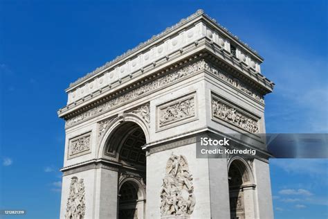 프랑스 파리의 유명한 트라이엄프 아치 전경 개선문은 프랑스 혁명과 나폴레옹 전쟁에서 프랑스를 위해 싸우고 죽은 사람들을 기리는 것입니다 개선문 파리에 대한 스톡 사진 및
