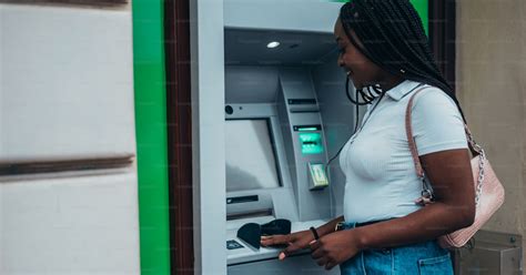 젊은 아프리카계 미국인 여성 신용 카드와 Atm 기계를 사용 하 여 돈을 인출 하는 동안 사진 Unsplash의 현금 자동 입출금기 이미지