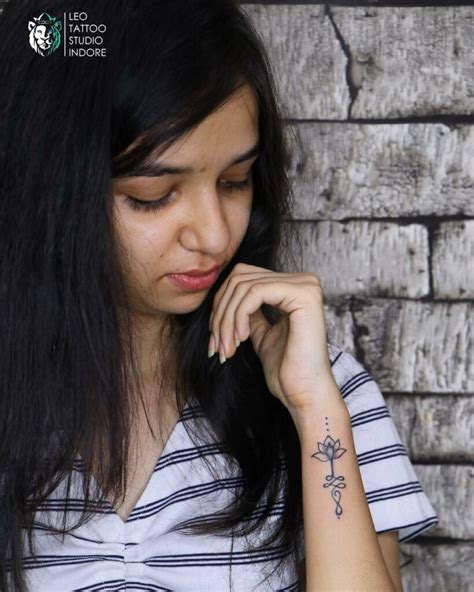 19 Womens Hand Tattoo Ideas To Inspire You