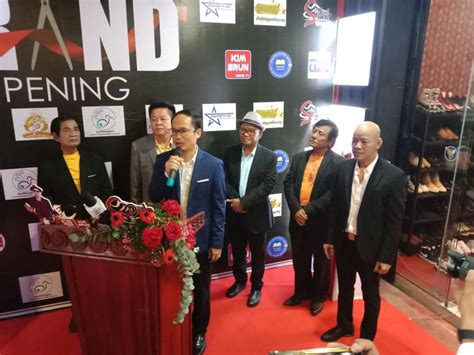 លោក សាន ផានិត តារាសម្រៀងឯករាជ្យរលាស់ខ្លួនទៅពង្រីកមុខជំនួញថ្មី យីហោប្រេនក្បាលគីប តាខ្មៅ