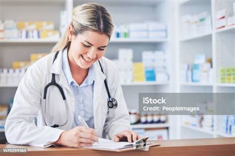 약국 의학 및 의사가 문서 보험 신청서 및 서류로 처방전을 작성합니다 의료 의료 및 여성 약사 클리닉에서 약물 치료를 위해 클립보드에 양식이 있는 경우 25 29세에 대한