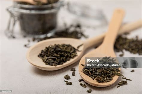 밝은 질감 배경에 차의 다른 종류 차 믹스구색블랙 그린 허브 및 히비스커스 차 측면도 공간을 복사합니다 건강한 식생활에 대한 스톡 사진 및 기타 이미지 Istock