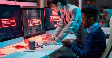 화면에 심각한 오류가 있는 컴퓨터 앞에서 기술적인 문제를 해결하려는 두 명의 젊은 이문화 프로그래머 사진 Unsplash의 전문성 이미지