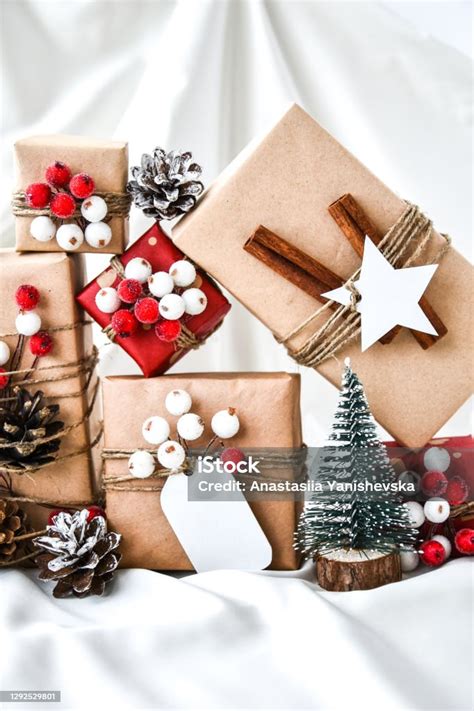 제로 폐기물 크리스마스 샴페인 컬러 실크 배경에 장식 선물 공간을 복사합니다 공예 판지의 태그가 달린 친환경 포장 선물 0에 대한 스톡 사진 및 기타 이미지 Istock