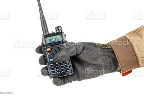 흰색 배경에 고립 된 무전기와 검은 보호 장갑과 갈색 유니폼을 입은 작업자 손 시민 밴드 라디오에 대한 스톡 사진 및 기타 이미지 시민 밴드 라디오 전화 사용 갈색
