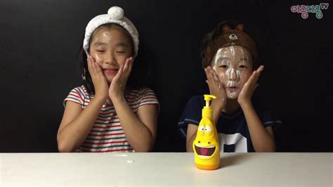 라바 로션 흡수 시키기 챌린지 로션 빨리 바르기 대결 Larva 키즈크리에이터 아롱다롱tv Youtube