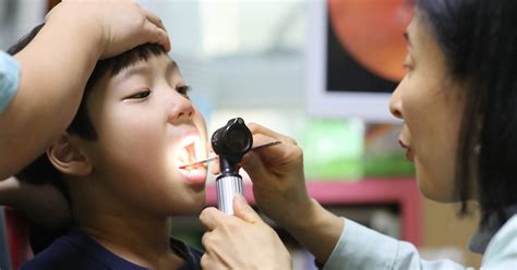 아 입을 크게 벌리고