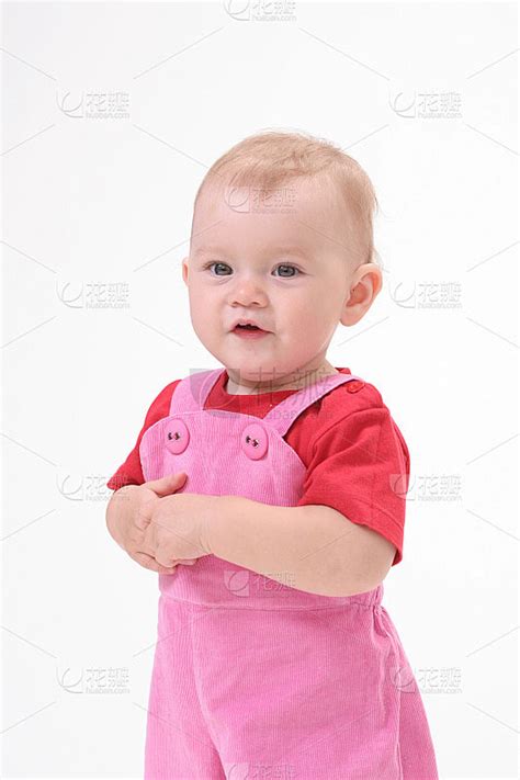白色背景中的婴儿