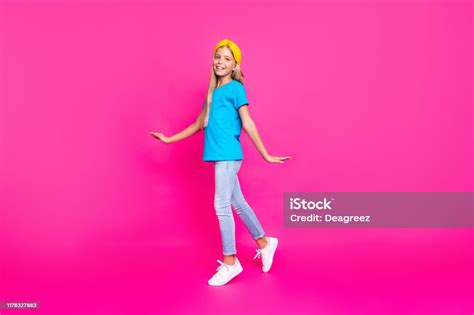 사랑스러운 쾌활한 긍정적 인 아이의 전체 길이 사진은 자홍색 배경 위에 고립 된 밝은 옷을 입고 친구들과 함께 휴가를 즐기러 가야합니다 T 셔츠에 대한 스톡 사진 및 기타