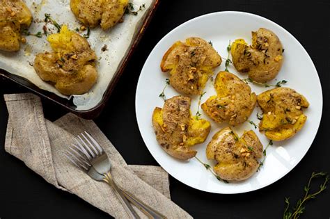 수제 마늘 백리향은 검은 표면에 흰색 접시에 감자를 박살 상단보기 평면 누워 오버 헤드 위에서 근접 촬영 감자 요리에 대한 스톡 사진 및 기타 이미지 Istock