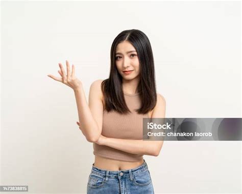 화가 나쁜 감정적 인 아시아 여성을 혼란스럽게했다 불행한 스트레스를받은 여성 고립된 배경에 우울한 극적인 장면을 느끼고 서 있는 젊은 아가씨 감정에 대한 스톡 사진 및 기타