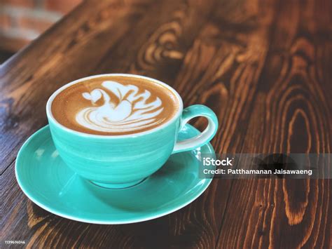 나무 테이블에 흰색과 녹색 컵에 아름 다운 백조 모양 라 떼 아트 커피 커피 평면도 및 복사 공간을 좋아합니다 0명에 대한 스톡 사진 및 기타 이미지 Istock