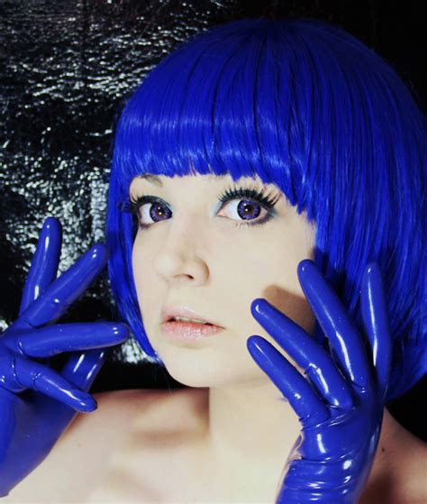 Фото Девушка с синими волосами в синих перчатках