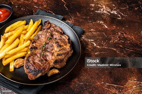 감자 칩이 든 접시에 목살로 구운 돼지 고기 스테이크 어두운 배경 평면도 복사 공간 굽기에 대한 스톡 사진 및 기타 이미지 굽기 돼지고기 목 Istock