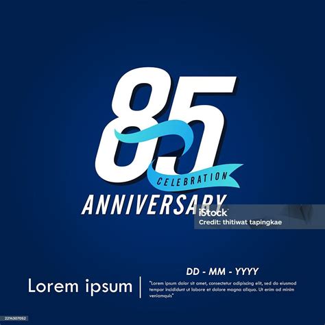 창립 85주년 기념 엠블럼 진한 파란색 배경에 파란색 리본으로 격리 된 우아한 기념일 로고 웹 전단지 포스터 인사말 카드에 대한 벡터 일러스트 레이 션 템플릿 디자인 80에
