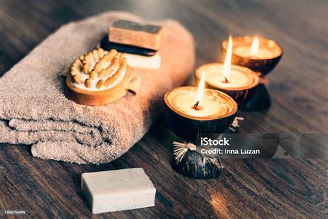 불타는 온천 코코넛 껍질 수 제 비누 수건 및 목욕 수건 스파 컨셉 배경에서 향기 촛불 0명에 대한 스톡 사진 및 기타 이미지 Istock