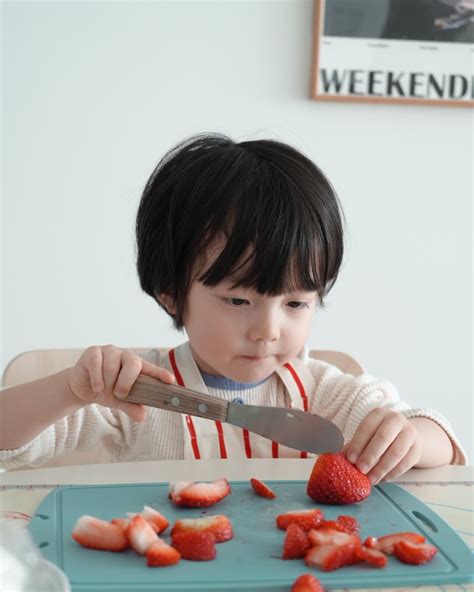 여름 정원 정원이랑 딸기케이크 만든 날🍰 파바에서 생크림 1개 천원 뽀로로 카스테라 1개 빵은 2등분해서 크림바르기 딸기체험에서 따온 딸기로 한입케이크 완성🍓