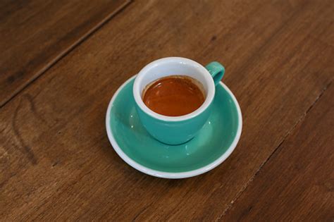 카페 아침 따뜻한 햇살에 있는 나무 테이블에 뜨거운 커피 컵 에스프레소 아침 식사 복사 공간이 있는 배경 갈색에 대한 스톡 사진 및 기타 이미지 Istock