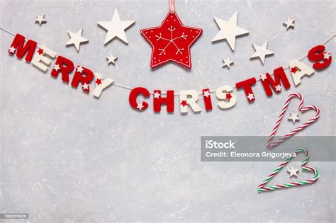 메리 크리스마스 글자와 장식 크리스마스 배경입니다 크리스마스 컨셉입니다 가벼운 나무 테이블 텍스트에 대 한 장소에 근접 최고 보기 0명에 대한 스톡 사진 및 기타 이미지