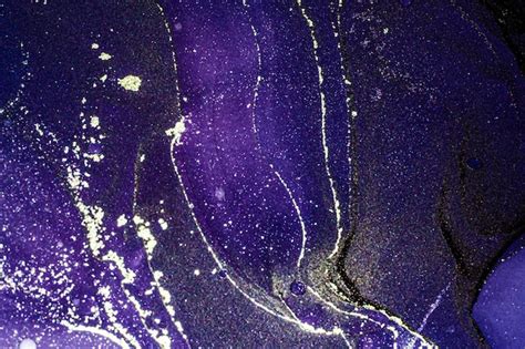 고해상도 배경 디자인을 위한 황금 줄무늬 액체 잉크 기술 텍스처가 있는 추상 밝은 빛나는 색상 유체 배경 손으로 그린 알코올 그림 프리미엄 사진