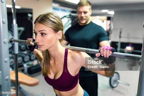 헬스 클럽에서 코치와 웨이트 트레이닝을 하는 운동 여성 여자에 대한 스톡 사진 및 기타 이미지 여자 역도 웨이트 트레이닝 Istock