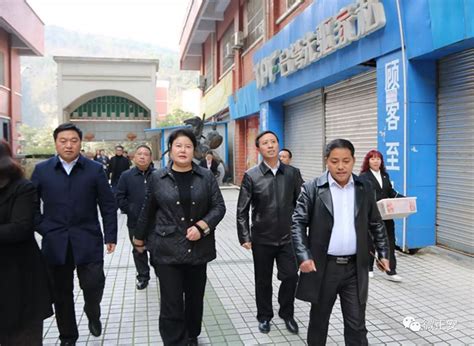 邓兆桃、吴起元旦期间率队慰问加班干部职工