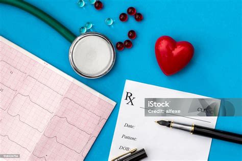 심장 청진 기 제품은 약국 영수증 및 정제 파란색 배경에 강조 표시 됩니다 건강 진단에 대한 스톡 사진 및 기타 이미지 건강 진단 건강관리와 의술 과학 Istock
