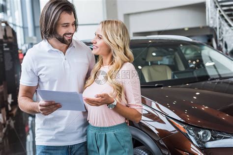 在经销店购物的汽车购买目录上笑着一高清图片下载 正版图片502891842 摄图网