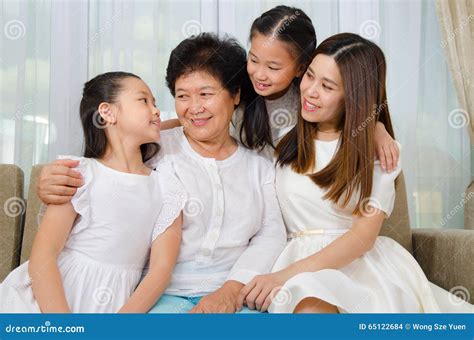 азиатская семья симпатичная Стоковое Фото изображение насчитывающей девушка удерживание 65122684