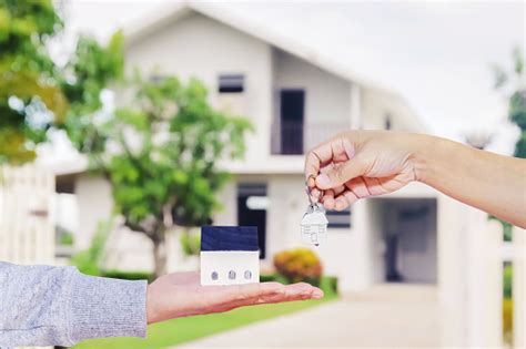 임대 주택 또는 새로운 주택 부동산 중개인 앞집의 열쇠를 들고 있는 여성 손 2명에 대한 스톡 사진 및 기타 이미지 2명 간통 건설 산업 Istock