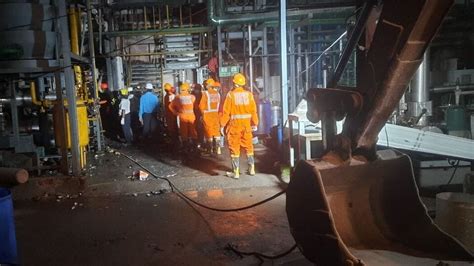 Mahad Midc Explosion महाड एमआयडीसी दुर्घटनेतील मृतांचा आकडा ४ वर बचावकार्य सुरू