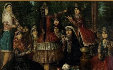 تصاویر لو رفته از مهمانی مجلل زنان قاجار با لباس های غیر قابل تصور