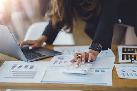 계산기를 사용하여 회사 재정과 수입 및 예산을 확인하기 위해 비즈니스 여성 손의 클로즈업 거래 내역서에 대한 스톡 사진 및 기타 이미지 거래 내역서 검사 보기 경제