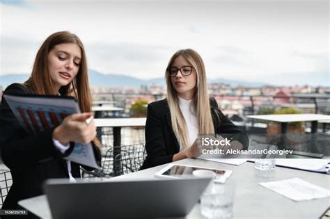 그래픽 차트 분석 중 작년의 투자를 확인하는 여성 기업가 2명에 대한 스톡 사진 및 기타 이미지 2명 경제 계획 Istock