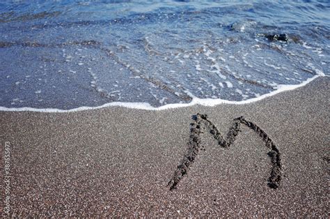 Stockfoto 바닷가 젖은 모래 위에 쓴 글자 Adobe Stock