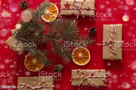 빨간색 배경에 크리스마스 장식과 가문비 나무 지점에서 새해 선물의 클로즈 업 최고 보기 0명에 대한 스톡 사진 및 기타 이미지