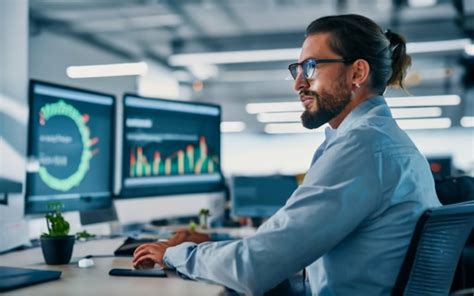 Premium Photo Analyst Works On Personal Computer Showing Business Analytics Dashboard With