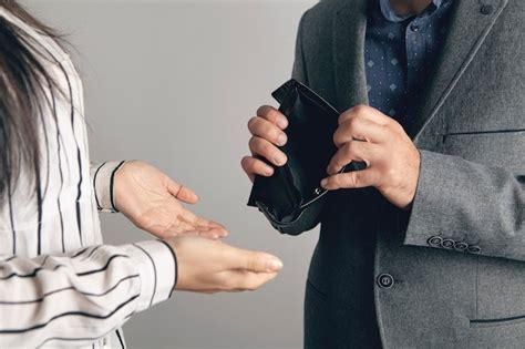 Premium Photo A Man Showing A Woman An Empty Wallet