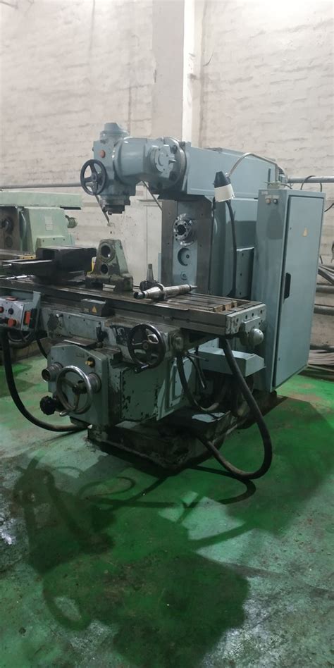 Продаю Широкоуниверсальный фрезерный станок 6т83ш Купить