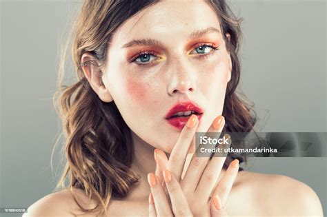 화려한 메이크업 여자 얼굴 아름 다운 갈색 머리 여름 메이크업 뷰티 패션 여자 모델 핑크 입술 가루로 빻은에 대한 스톡 사진 및 기타 이미지 Istock