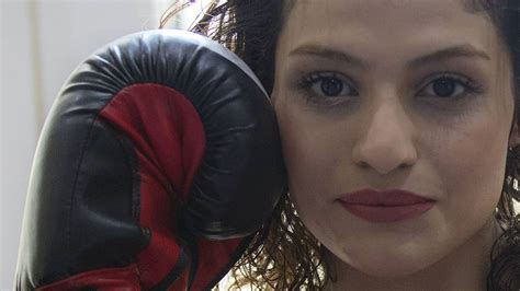 El drama de Sadaf Khadem la primera boxeadora iraní que tiene una orden de arresto y no puede