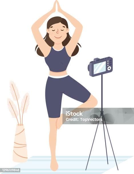 블로거 소녀 요가 운동을하고 블로그 또는 라이브 방송을위한 콘텐츠를 만드는 여자 삼각대에 카메라로 비디오를 녹화 소셜 미디어 네트워킹 만화 벡터 일러스트 가공의 인물에 대한