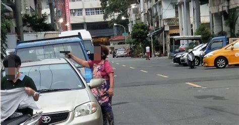 高雄阿嬤單手持槍！警火速出面說明真相 網笑：「黑玫瑰」重出江湖
