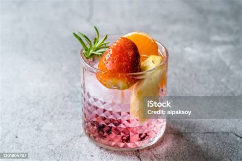 딸기 만다린 사과 로즈마리 신선한 핑크 펀치 음료와 과일 칵테일 0명에 대한 스톡 사진 및 기타 이미지 0명 과일 노랑
